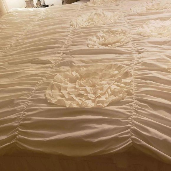 Bedding | Beautiful Ivory Ruched Comforter | Poshmark